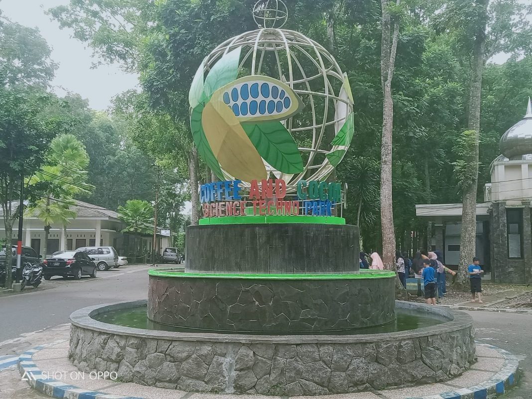 JEMPOLINDO.ID - Jalan Rusak Puslit Koka Jember Minta Kepedulian Pemdes ...