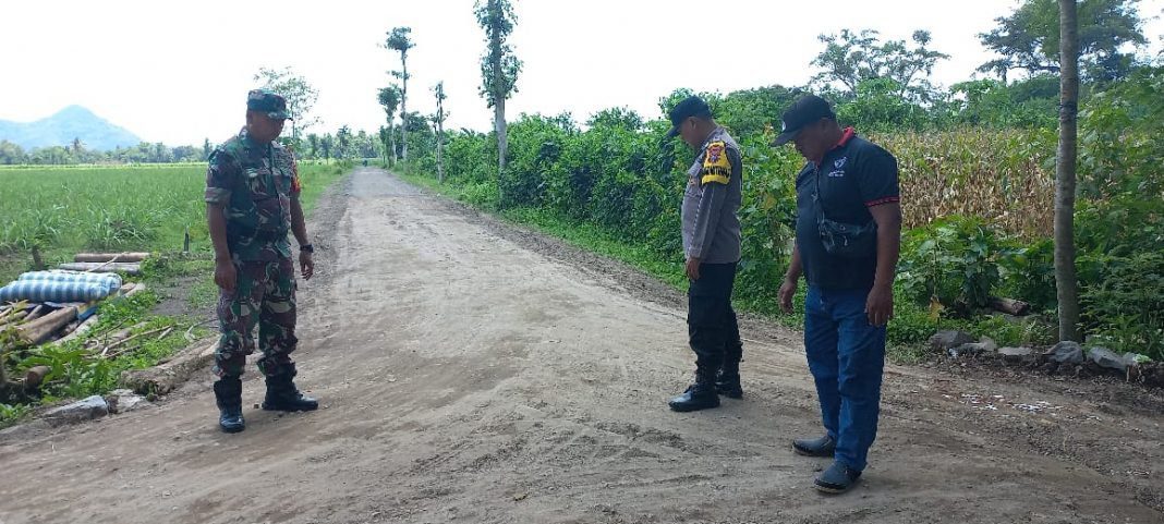 Pemdes Nogosari Perbaiki Jalan Yang Rusak Akibat Truk Tebu