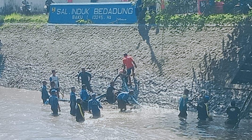 Warga Gotong Royong Bersihkan Lumpur Dam Bedadung Curahmalang